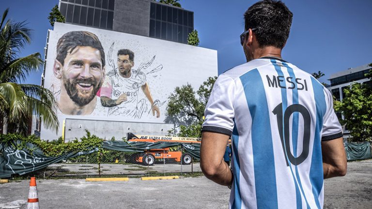 El impresionante mural de Lionel Messi que le dará la bienvenida en ...